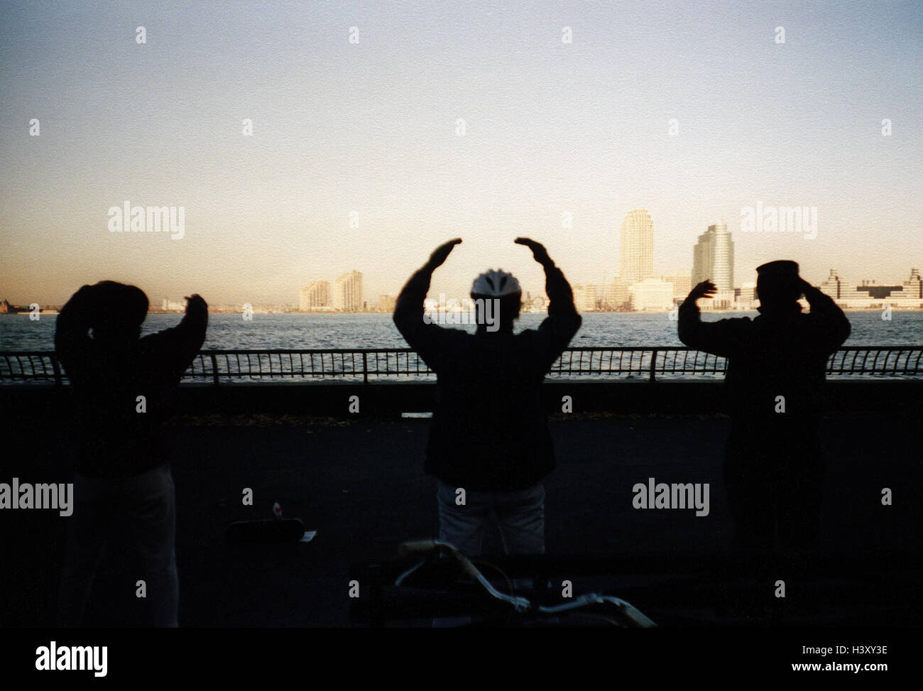 The USA' New York city, bank promenade, passer-by, morning exercises ...