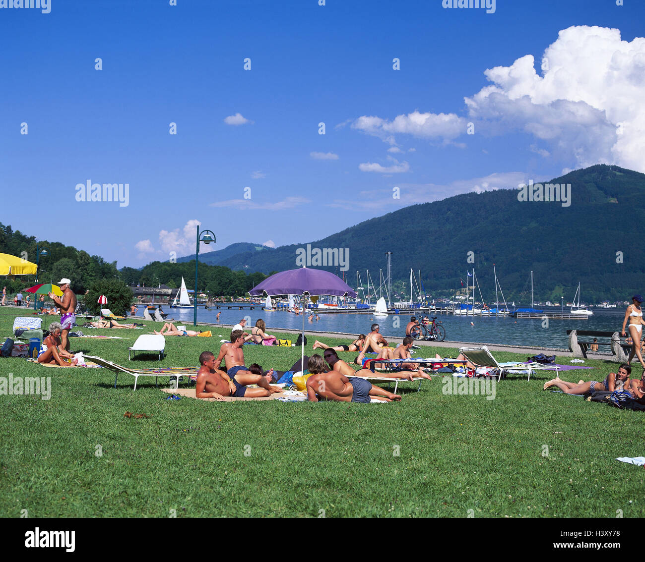 Austria, Upper Austria, Traunsee, Gmunden, beach swimming area, bathers ...