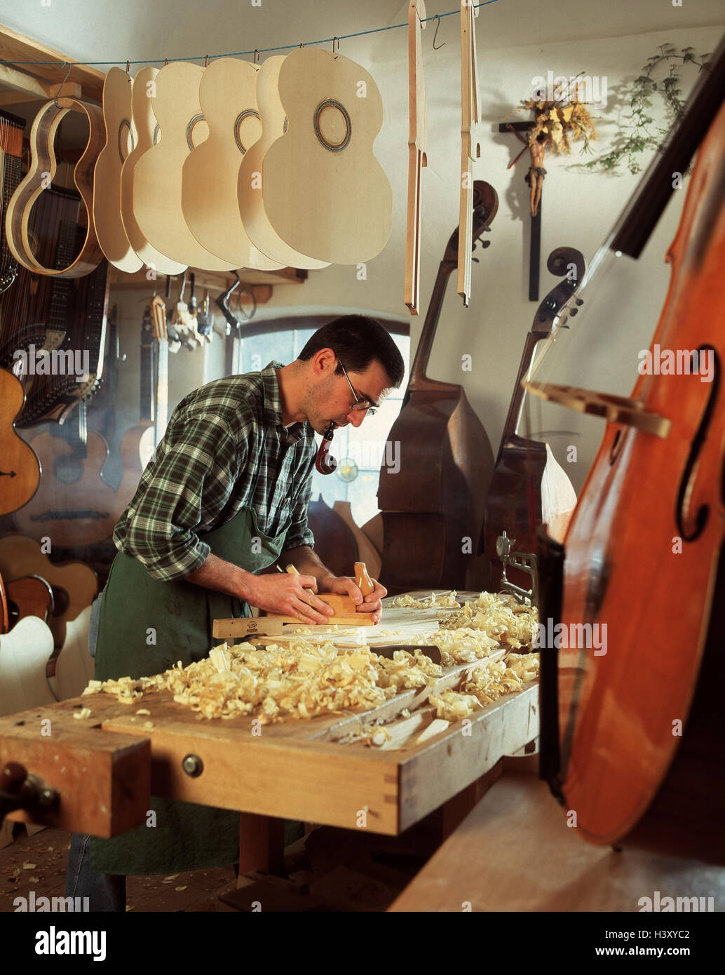 Garage, luthier inside, guitars, build, measure, wooden, store, hang ...