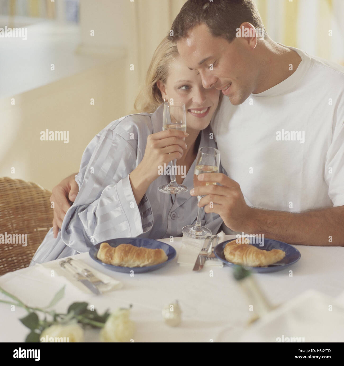 Couple, young, falls in love, breakfast, champagne glasses, portrait ...