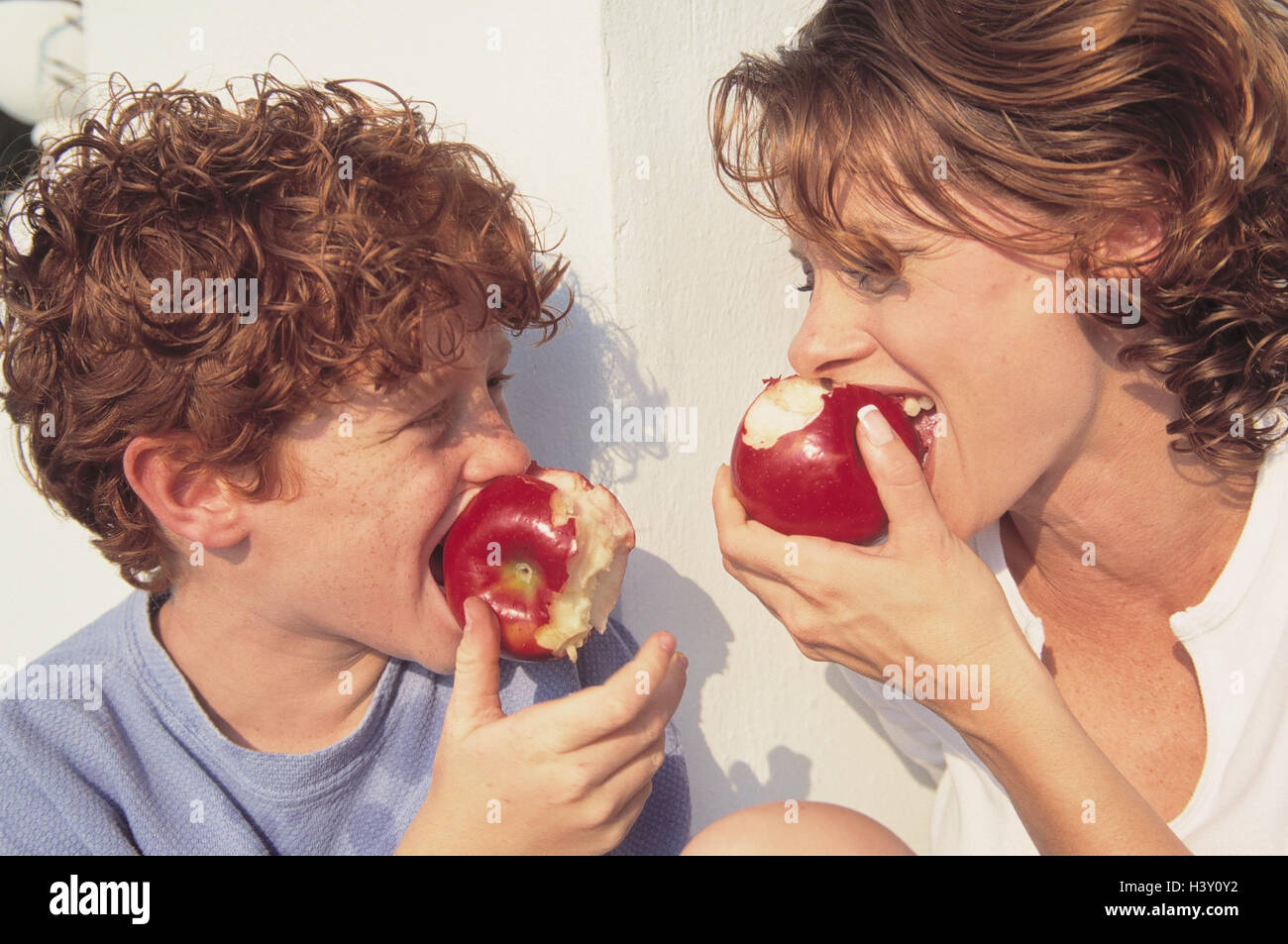 Mother, son, happy, apples, eat, portrait, woman, young, boy, child ...
