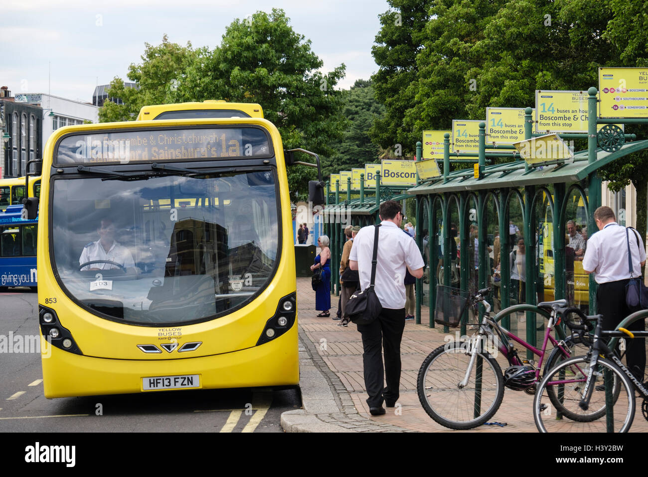 Yellow buses hi-res stock photography and images - Alamy