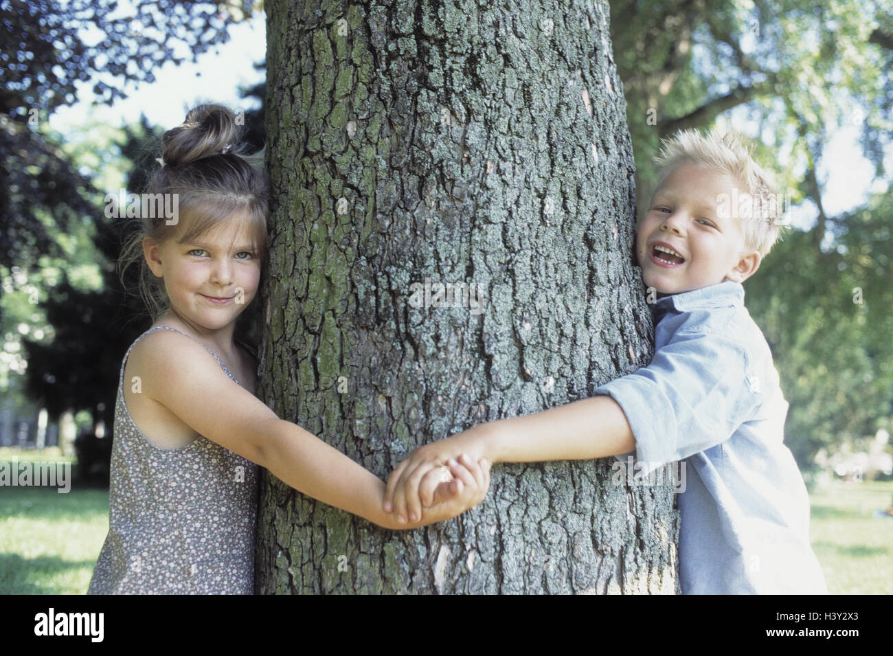 Children, trunk, embrace, detail, outside, girls, boy, Gescwwister ...