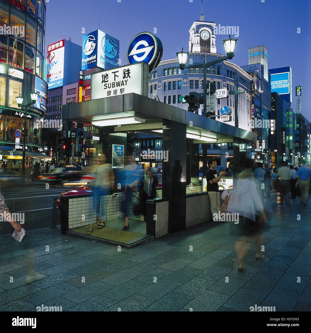 Tokyo shops underground hi-res stock photography and images - Alamy