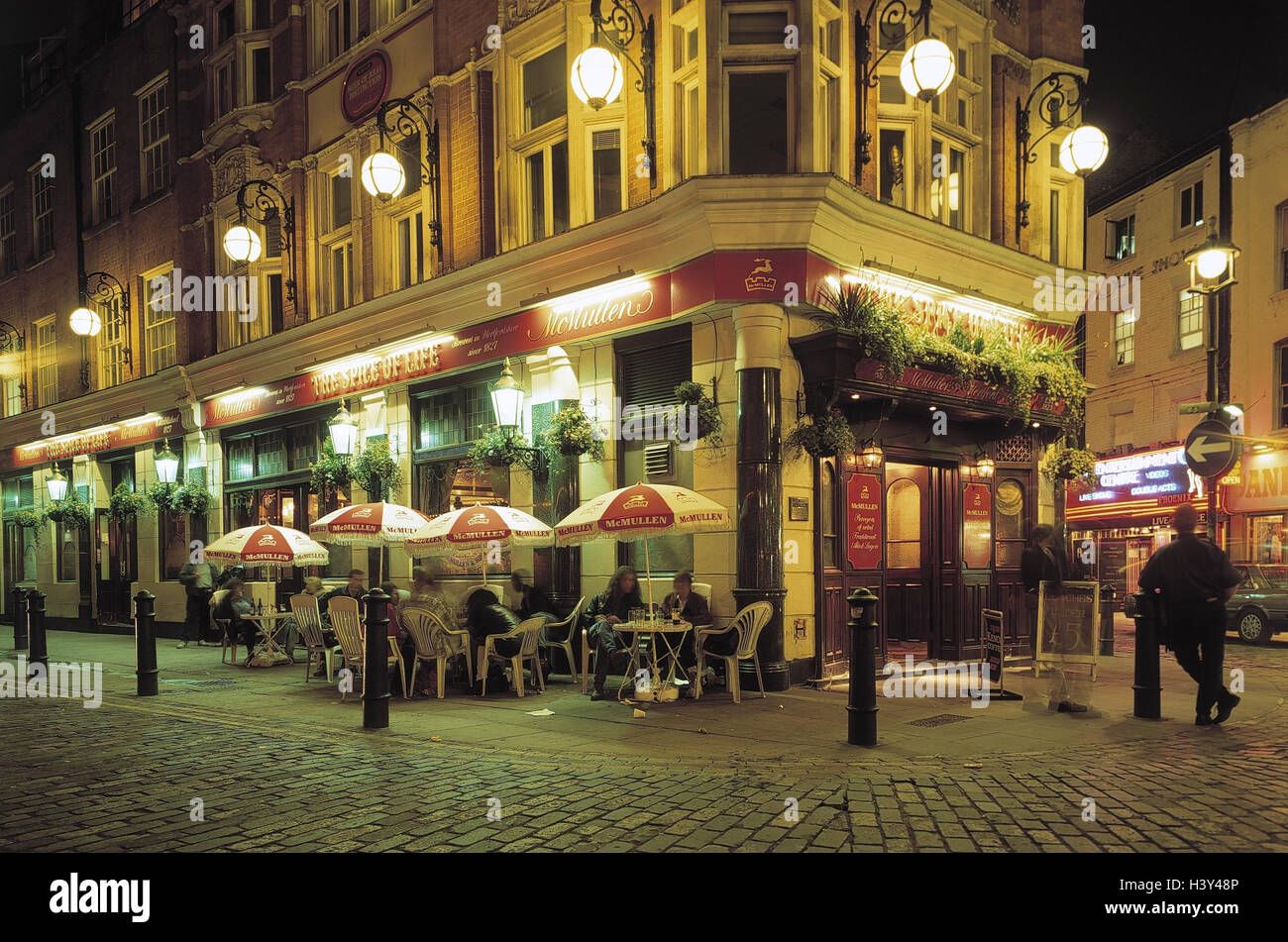 Great Britain, London, street cafe, evening, England, at night ...