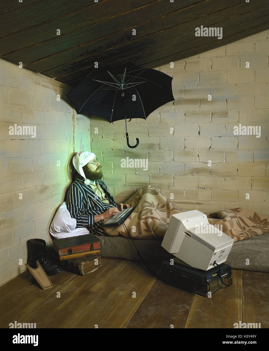 Man, pyjamas, sleepyhead, computer, facial play, thoughtful inside ...