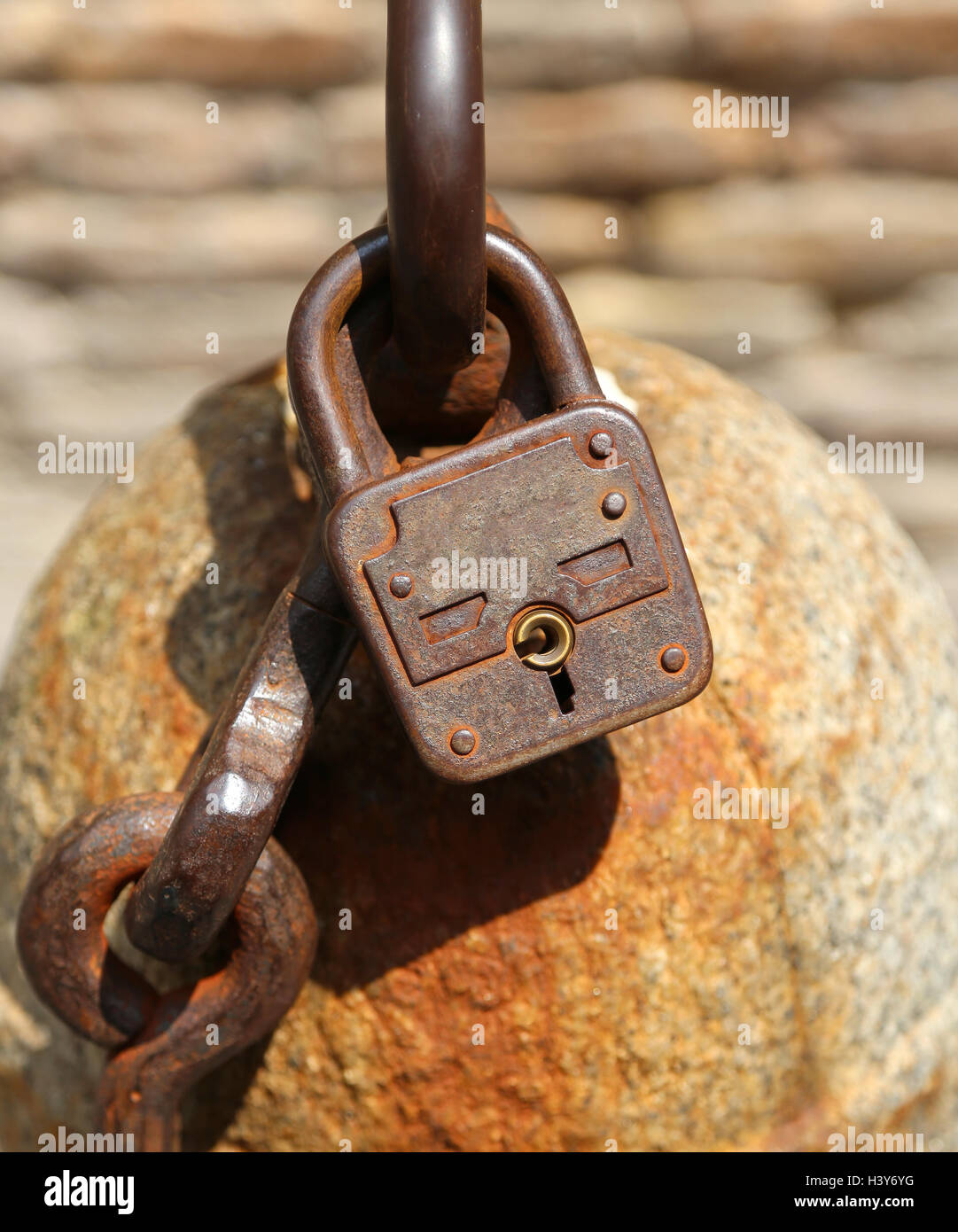 Old rusty padlock hi-res stock photography and images - Alamy