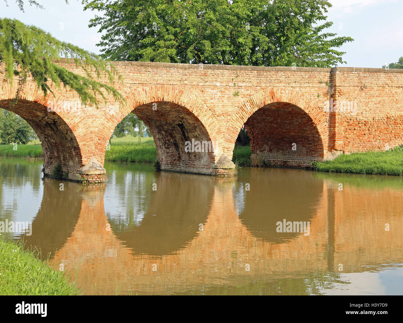 Bridge made of bricks hi-res stock photography and images - Alamy