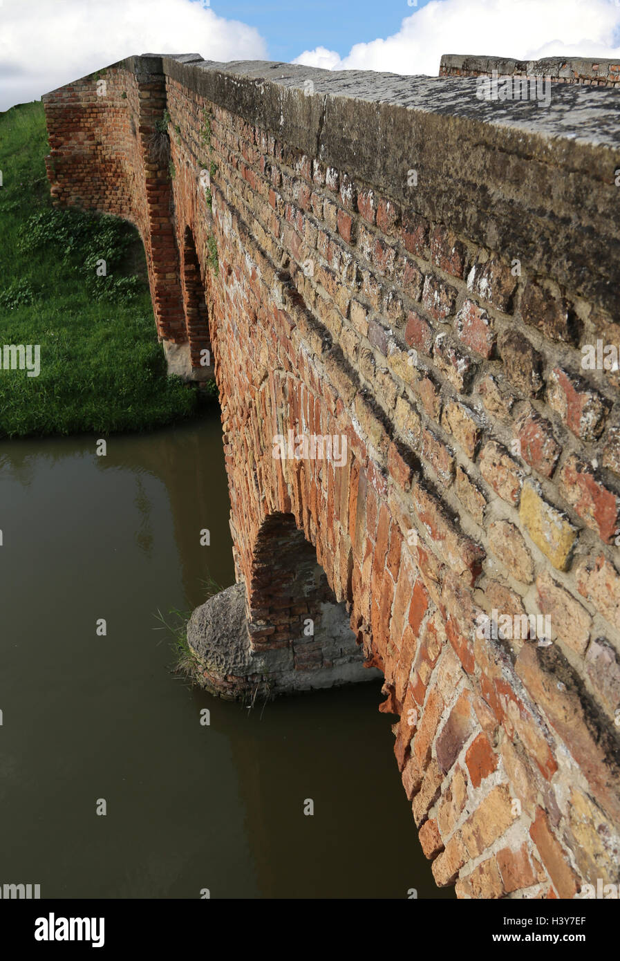 Antique bridge hi-res stock photography and images - Alamy