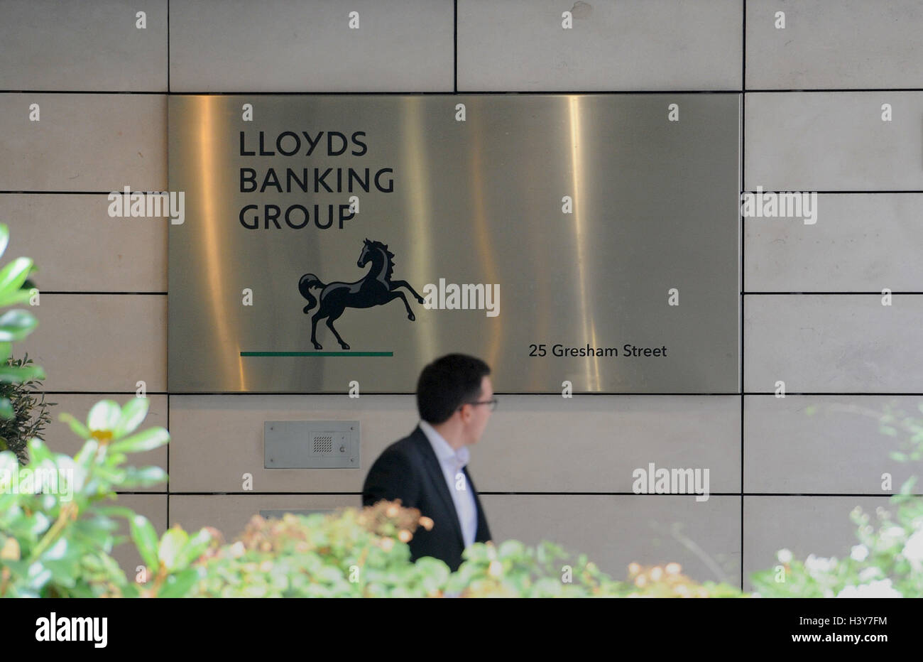 Lloyds banking group signage hi-res stock photography and images - Alamy