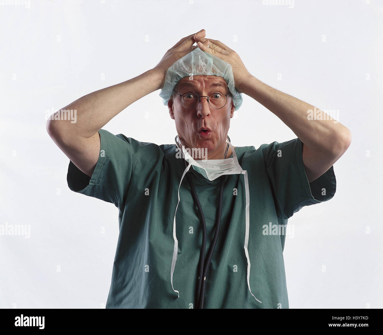 Op. doctor / surgeon, collects himself 111 A6 to the head, gesture ...
