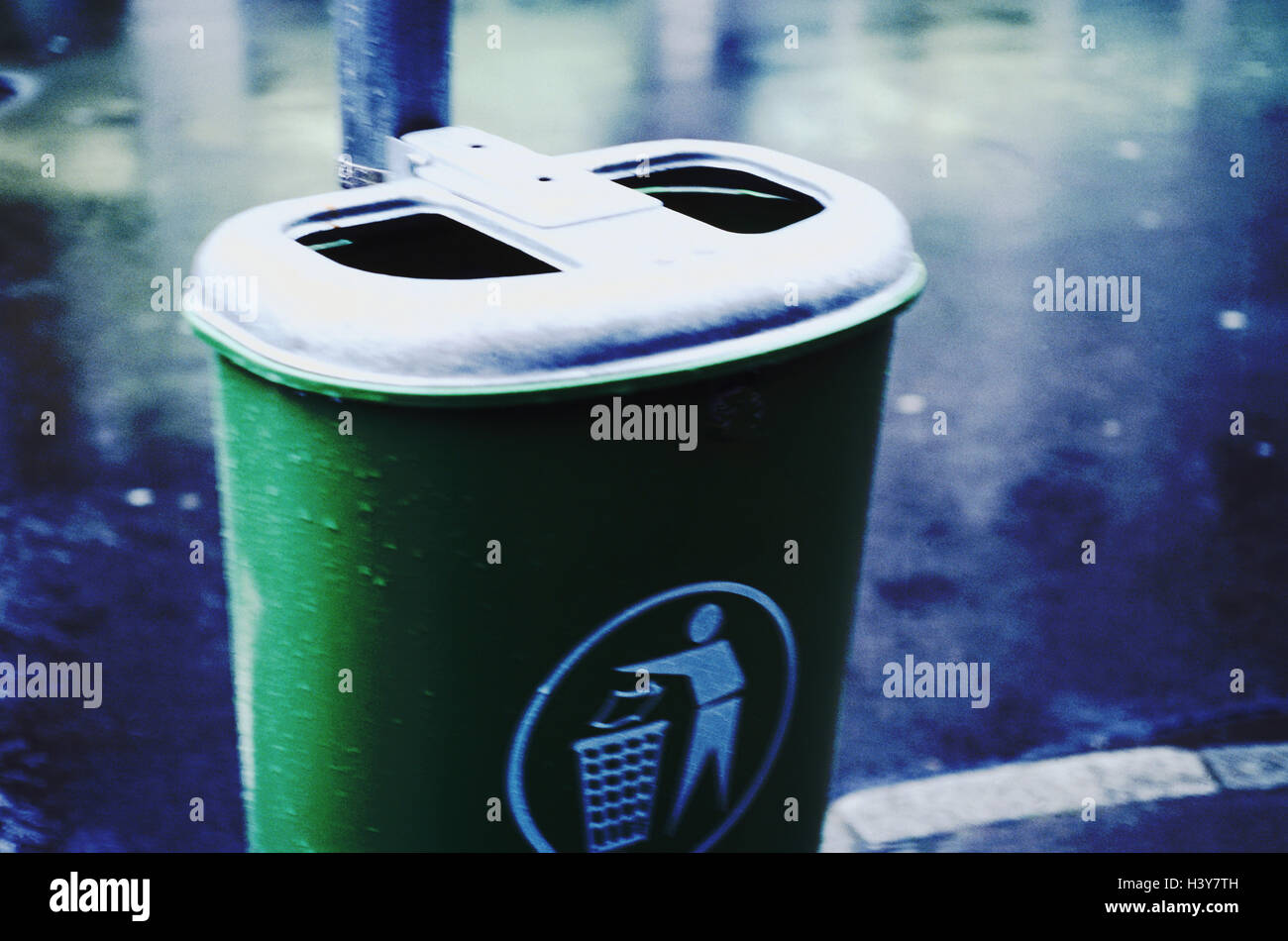Germany, North Rhine-Westphalia, Dusseldorf, garbage can, street ...