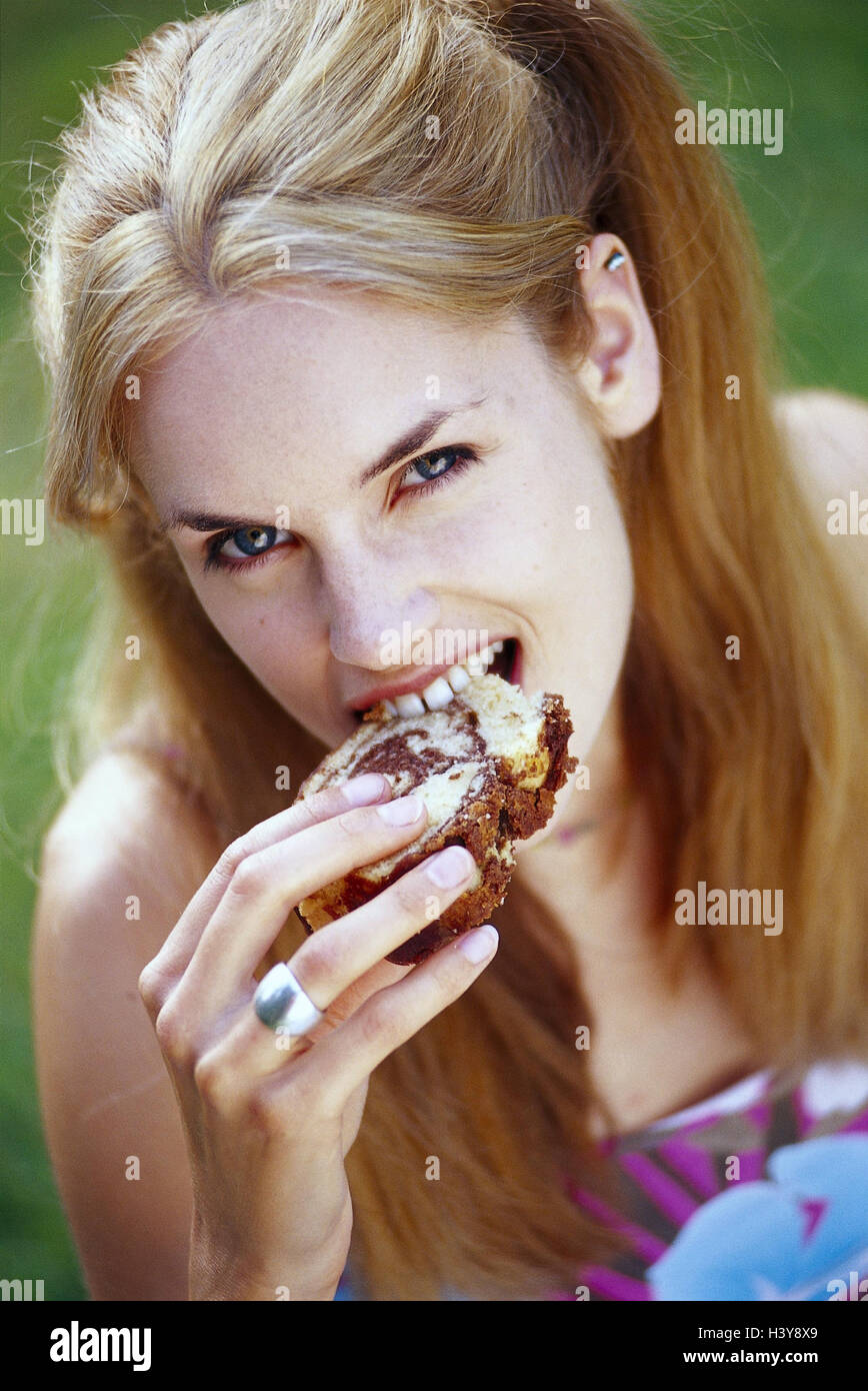 Woman, cake, eat, portrait, outside, summers, marble cakes, long-haired ...