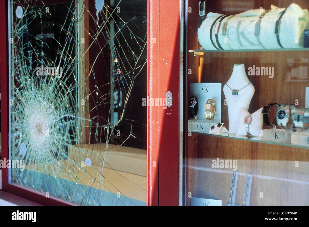 Jeweller, detail, shop-window, slice, smashed, outside, town, theft ...