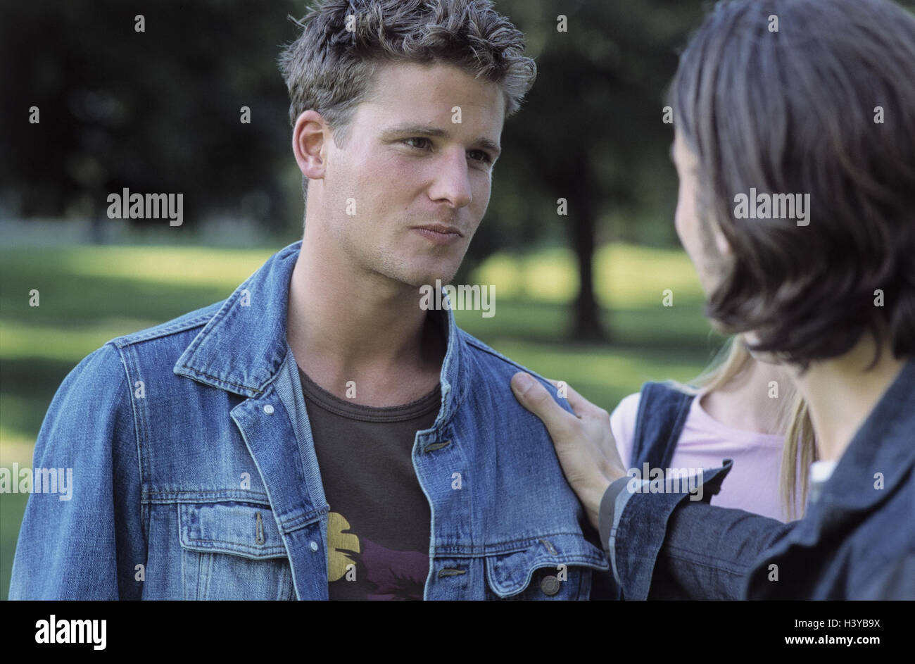 Men, young, eye contact, discussion, detail, model released!, outside ...