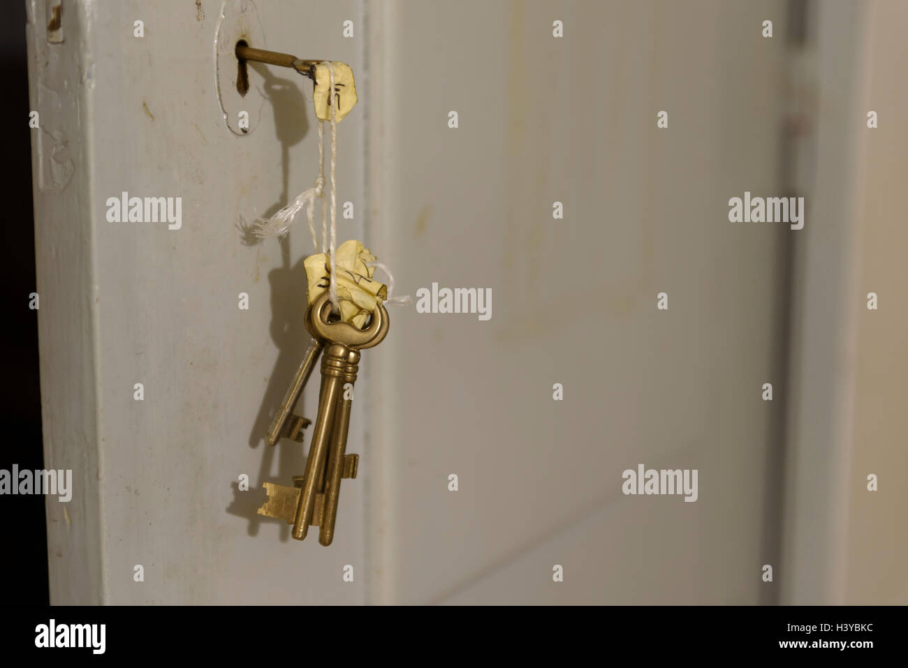 Door keyhole bunch keys hi-res stock photography and images - Alamy