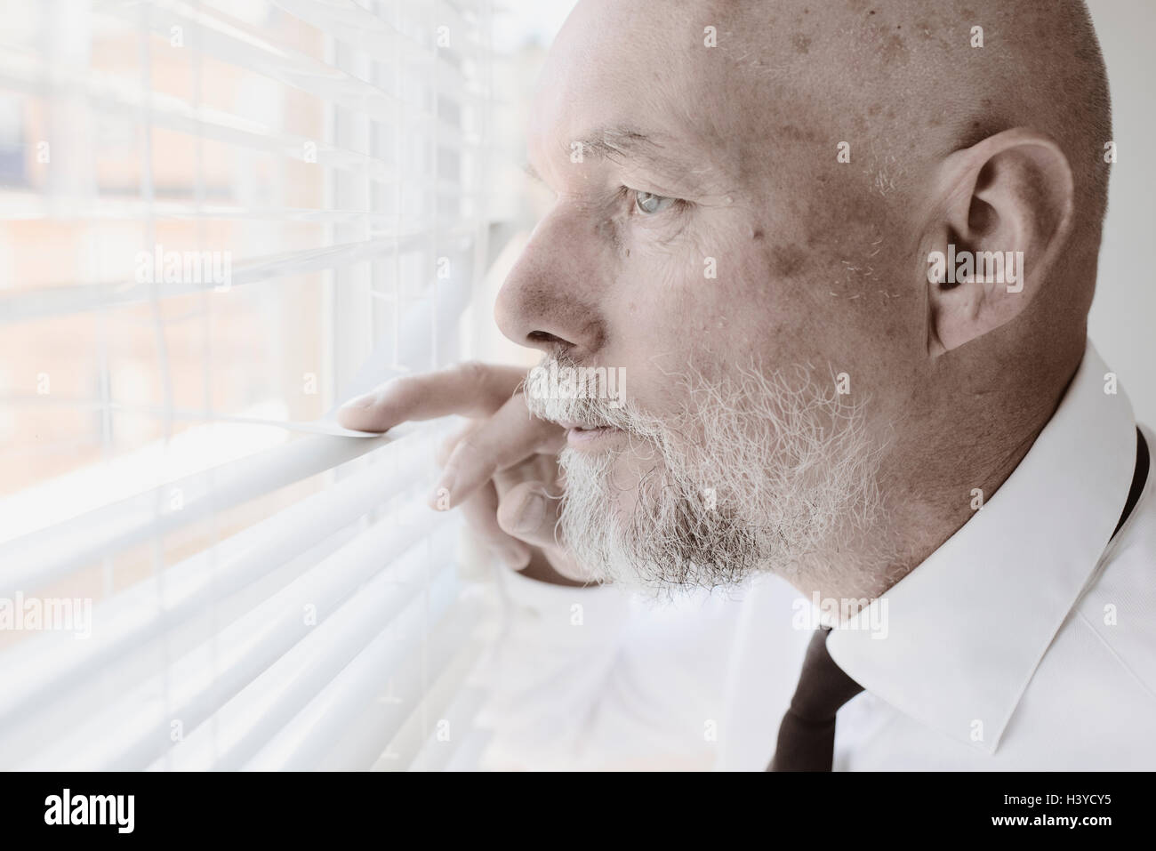 Man peeping window hi-res stock photography and images - Alamy