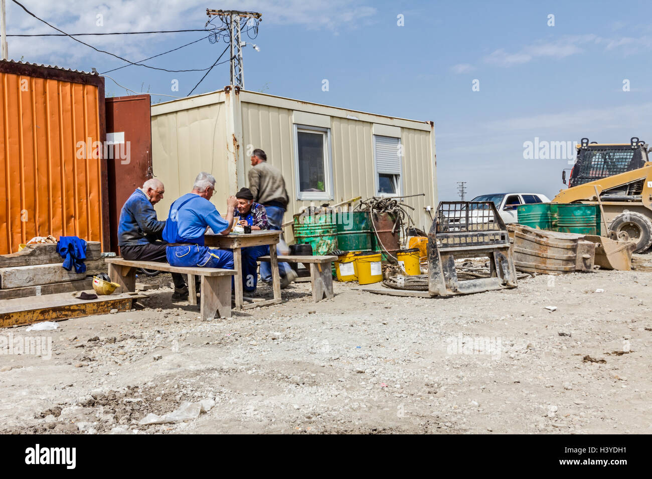 Construction workers lunch break hi-res stock photography and images ...