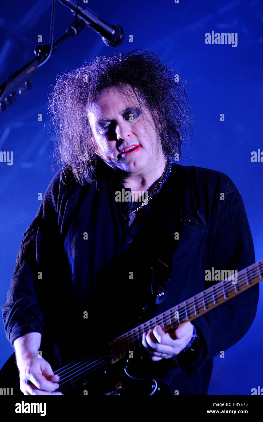 The cure live concert hi-res stock photography and images - Alamy