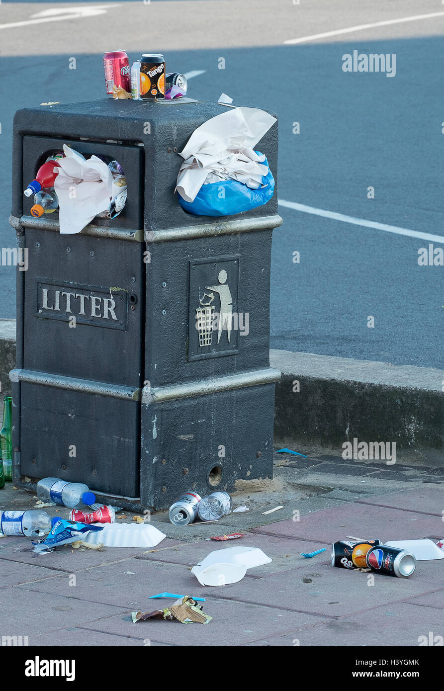 Trash overflow hi-res stock photography and images - Alamy