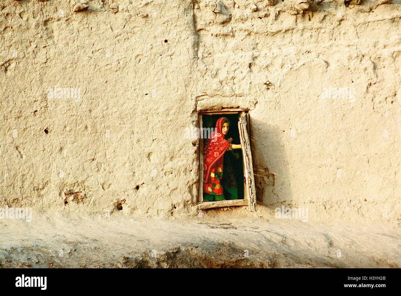 Afghanistan, province Badakhan, mucky building, woman, Türe, close, no ...