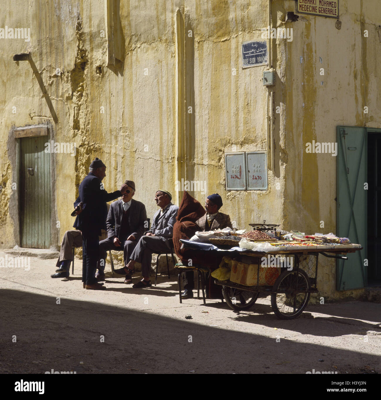 Morocco, Midelt, street scene, street vendor, men, conversation, Africa ...
