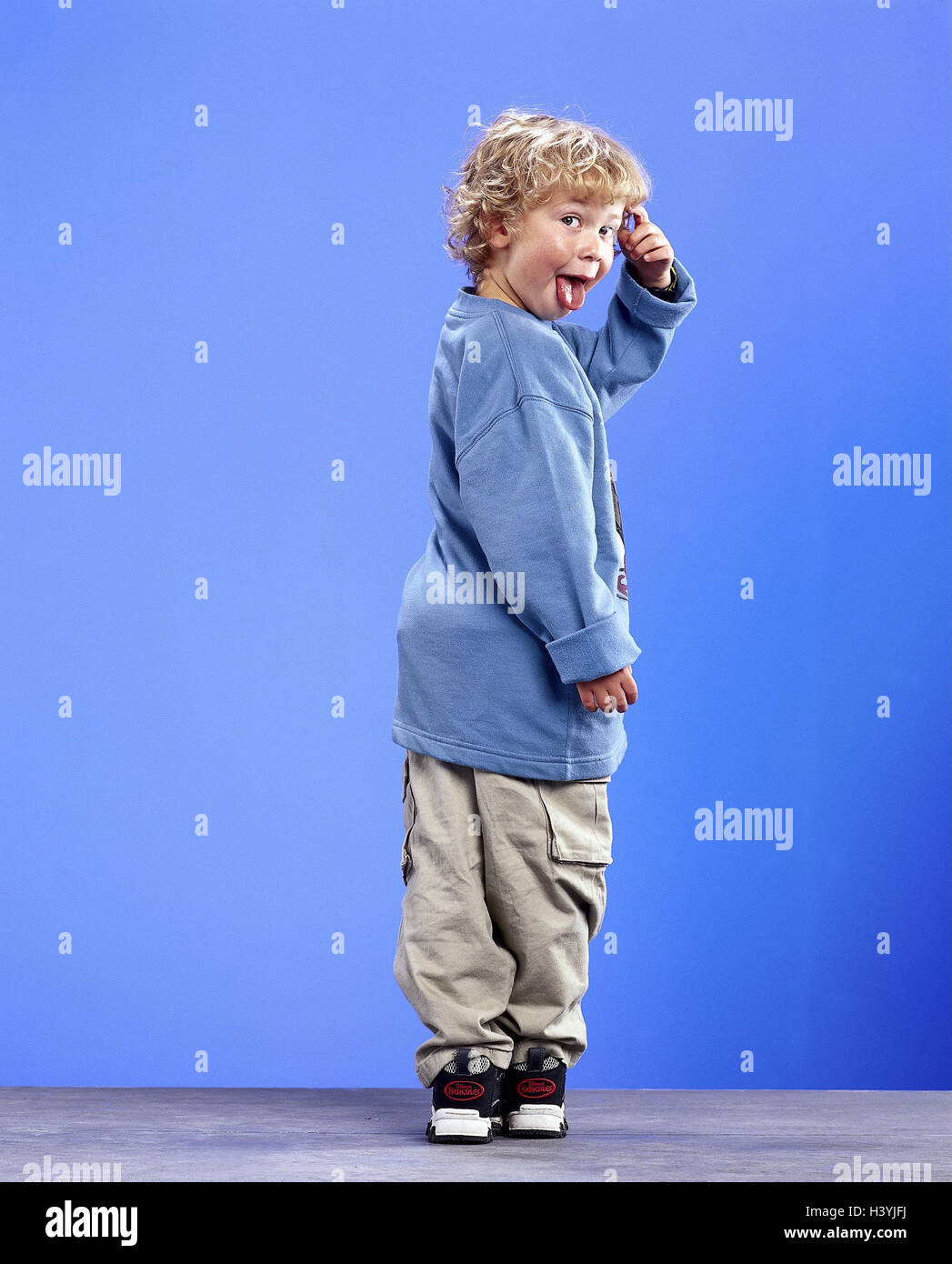 Boy, blond, stand, point cheeky, gesture, tongue, Rau's passages ...