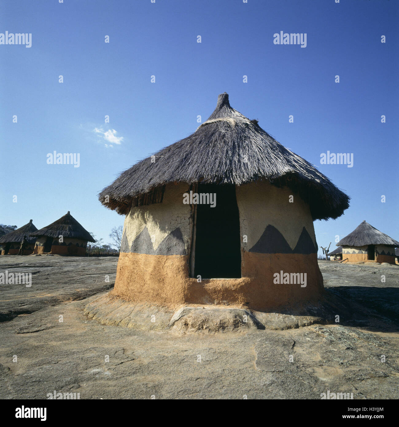 Zimbabwe hut hi-res stock photography and images - Alamy