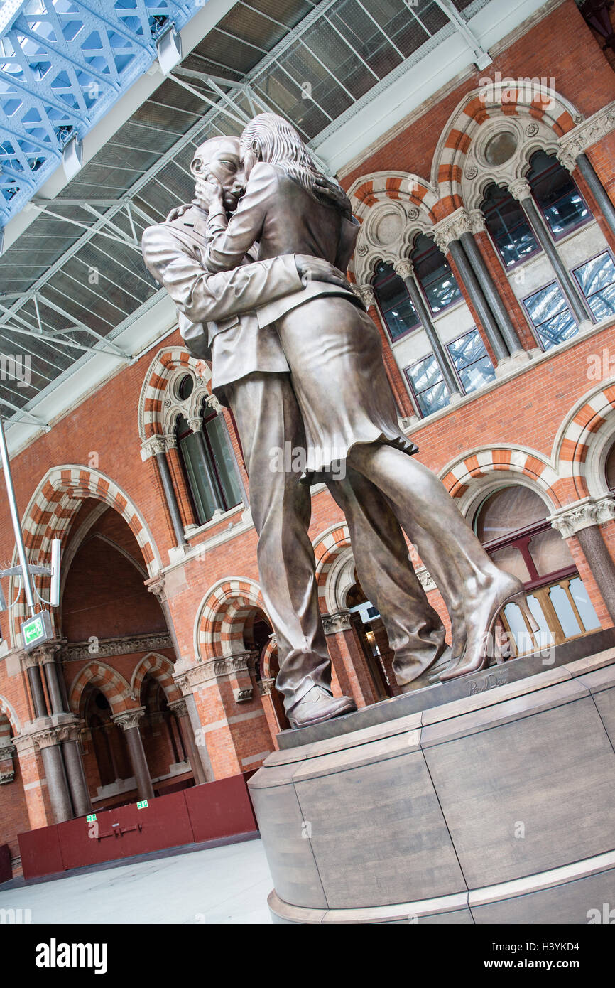 London rail termini hi-res stock photography and images - Alamy