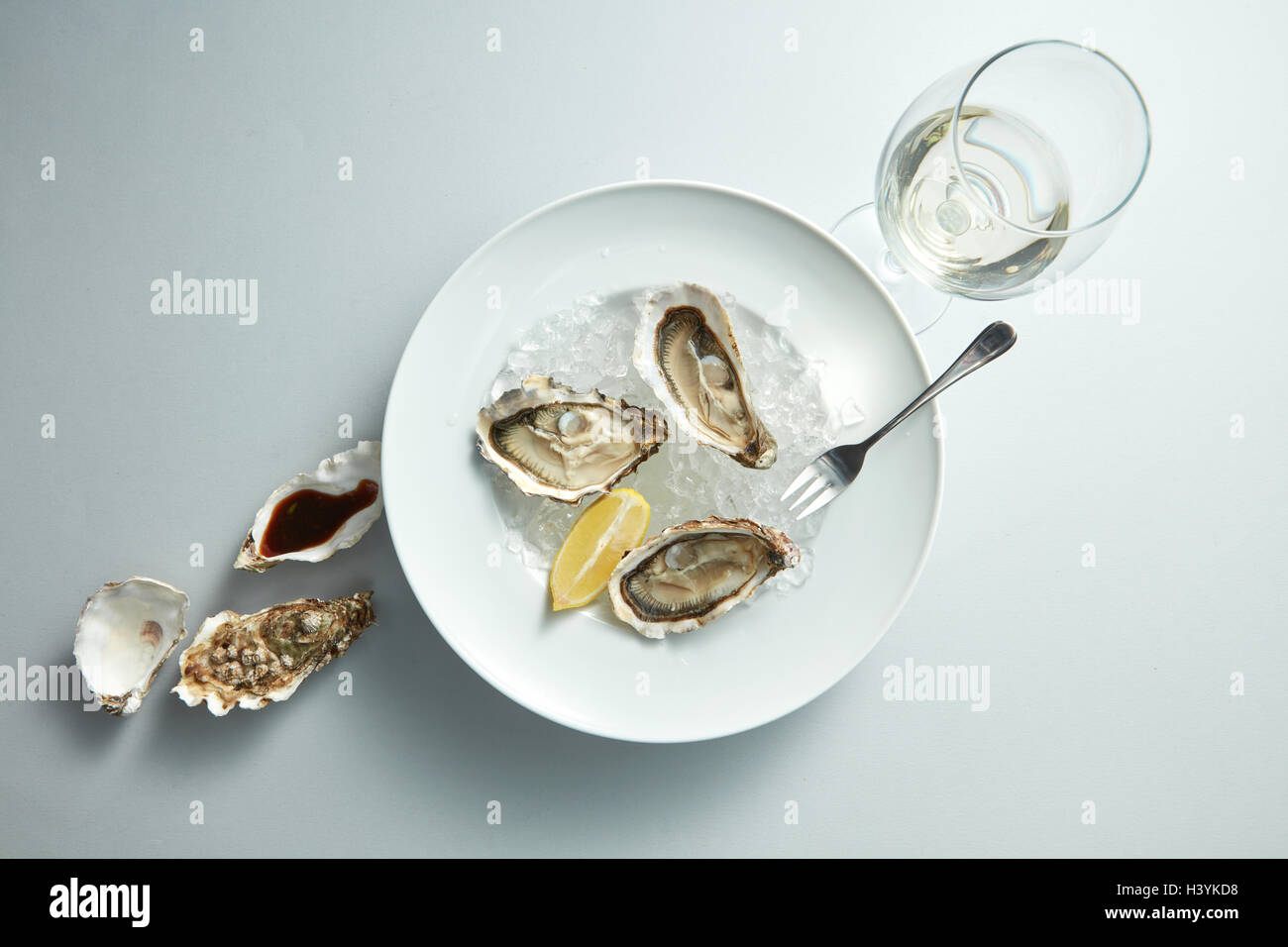 Raw fresh oyster shellfish Stock Photo - Alamy