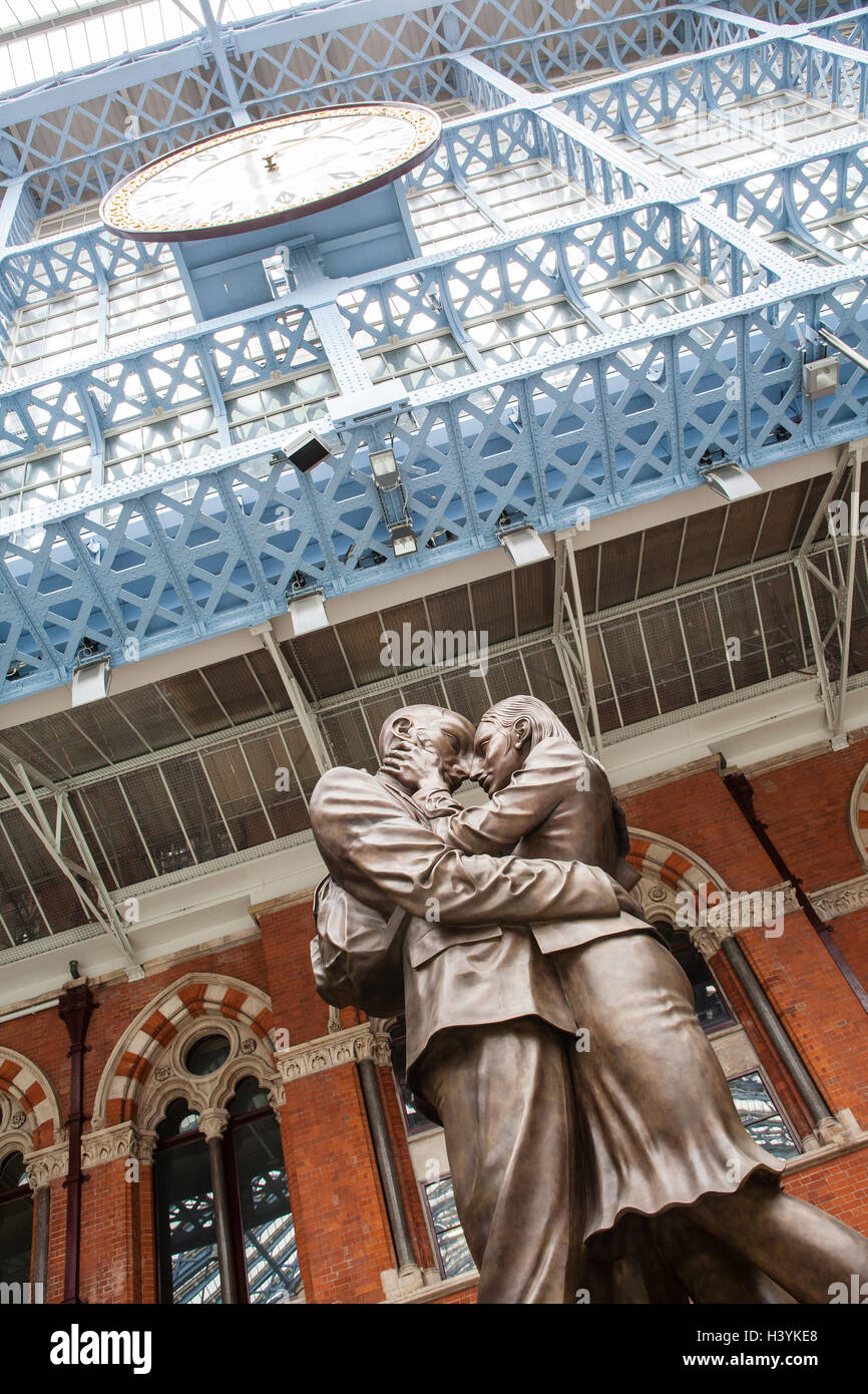 London rail termini hi-res stock photography and images - Alamy