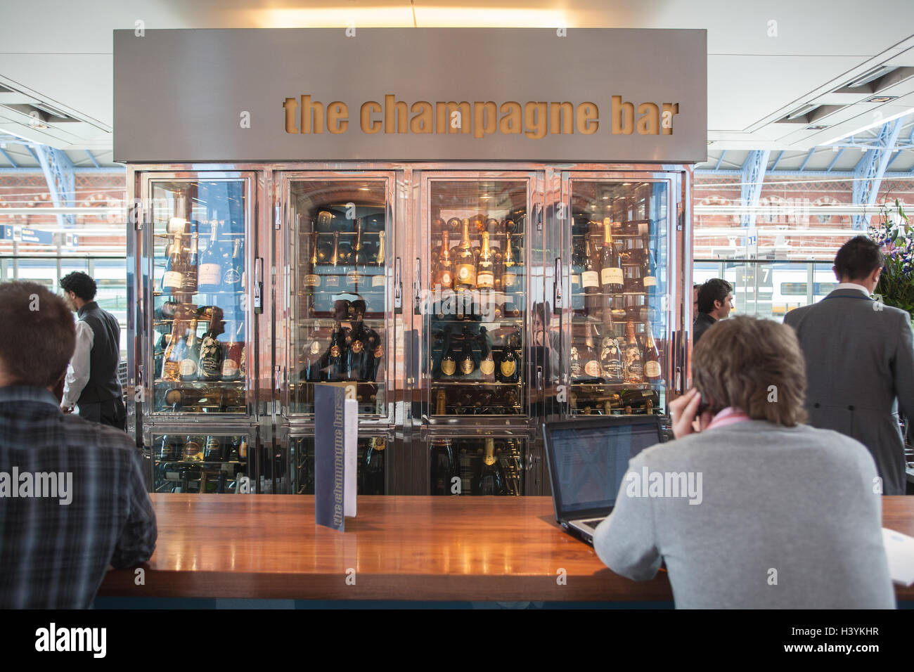 London rail termini hi-res stock photography and images - Alamy