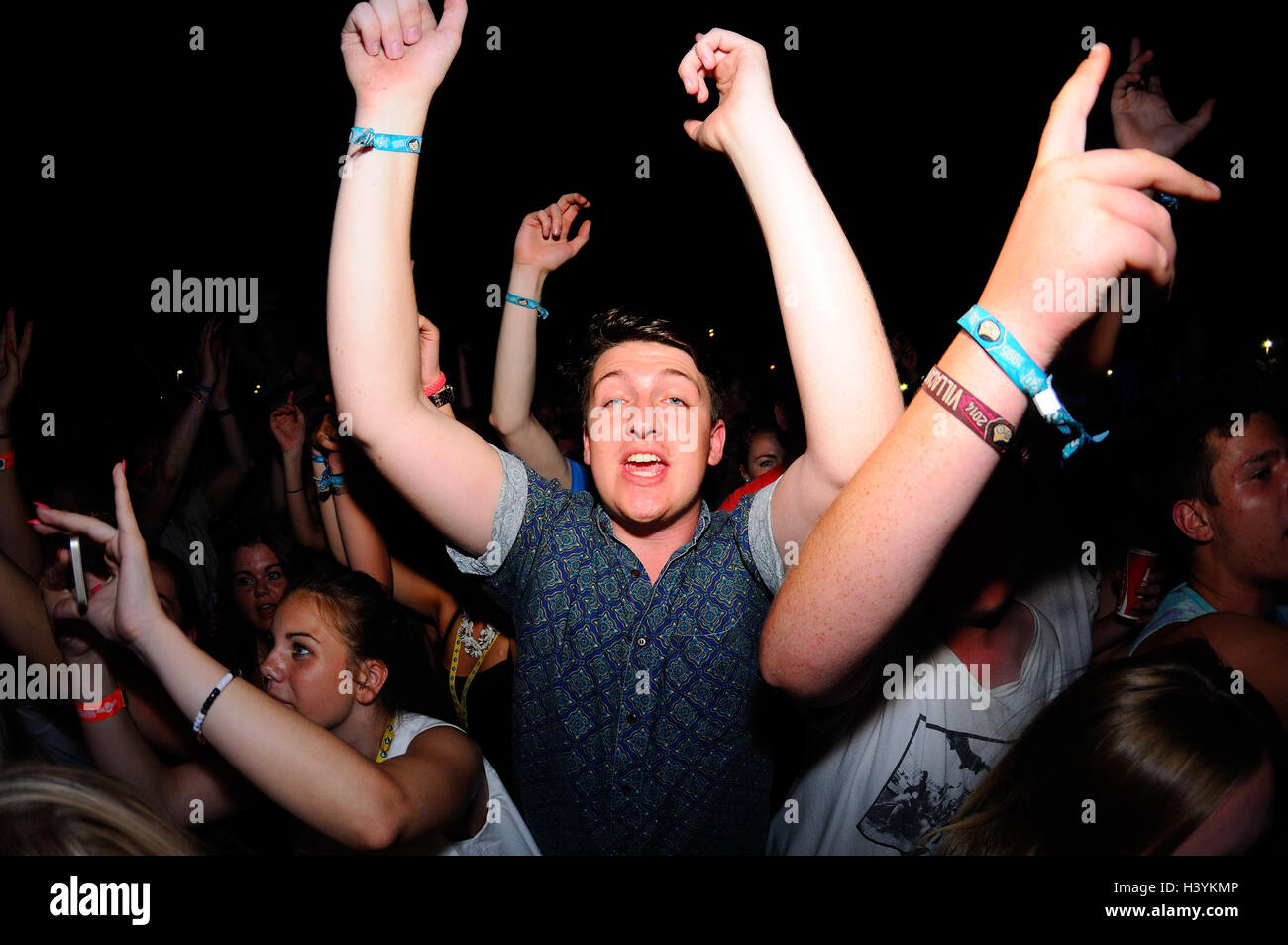 Clapping at rave party hi-res stock photography and images - Alamy