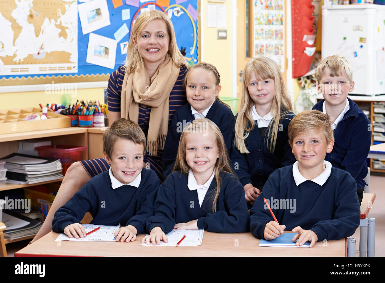 Pupils in classroom sitting desk hi-res stock photography and images ...