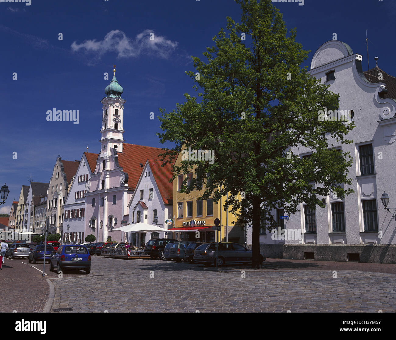 Germany, Upper Bavaria, Aichach, city centre, church, street cafes ...