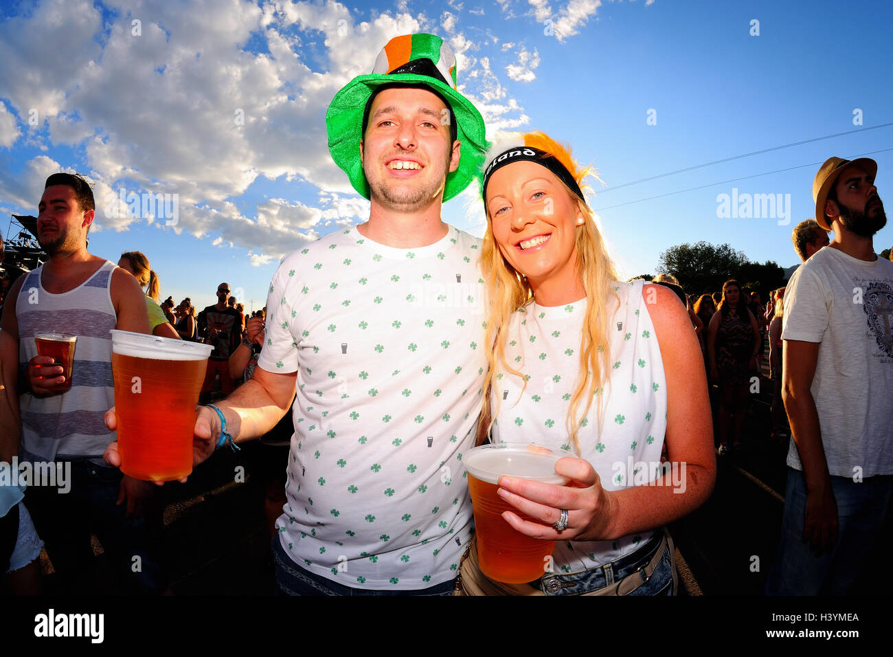 Drinking at concerts hi-res stock photography and images - Alamy