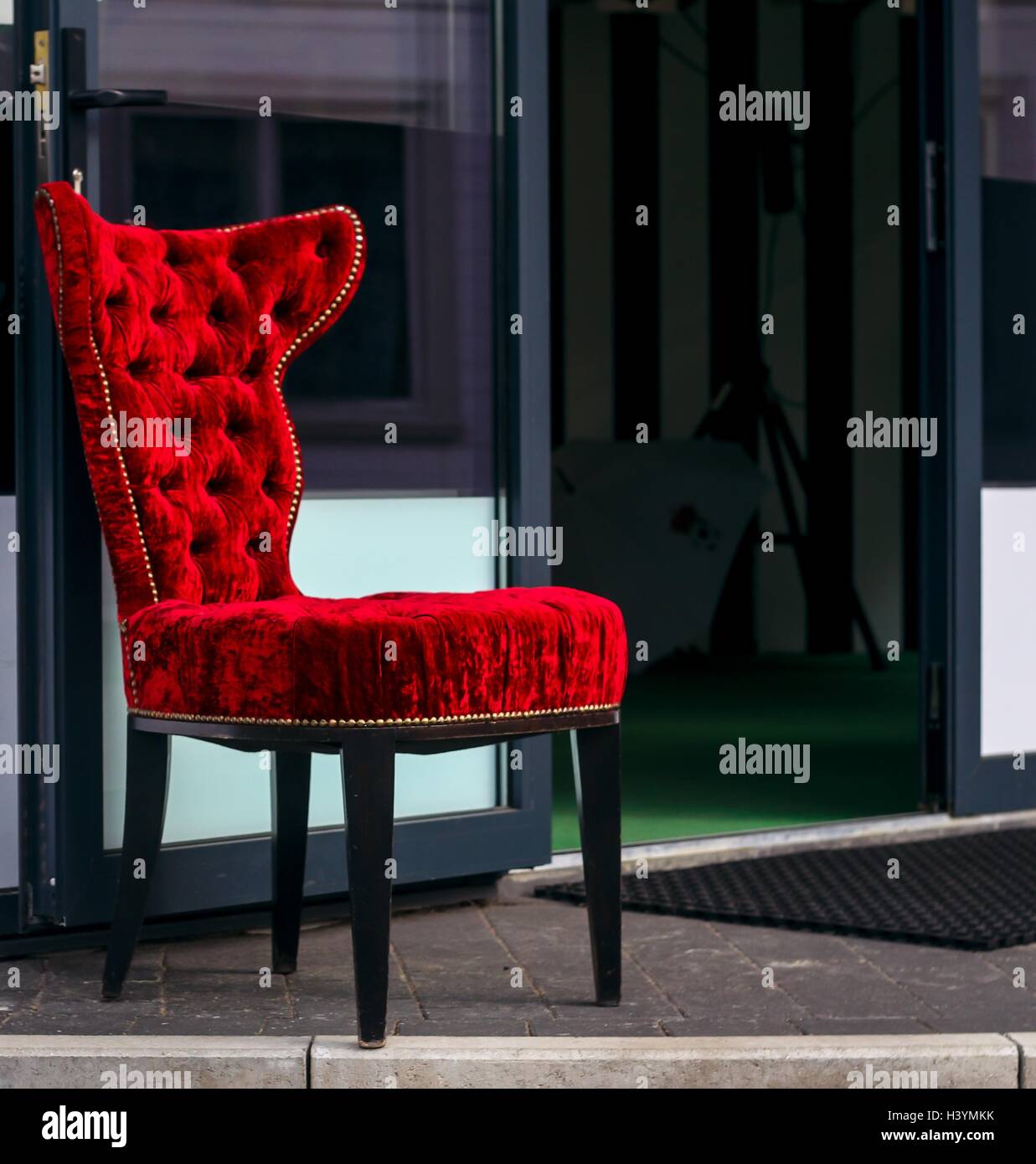 Old fashioned chair hi-res stock photography and images - Alamy