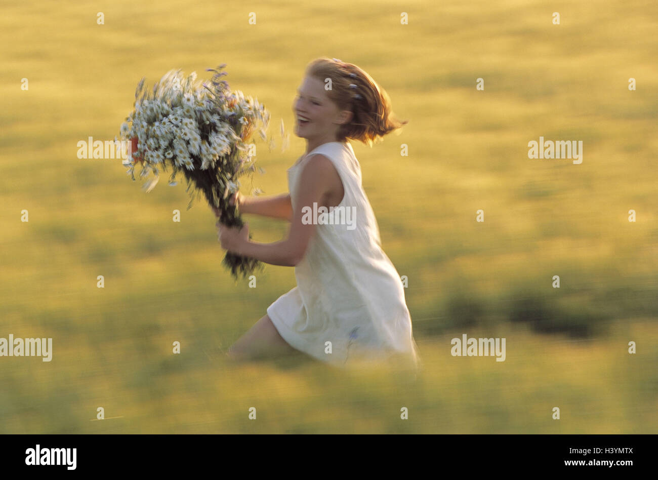 Girls, bouquet, run, laugh, happy, grain-field, blur, evening light ...