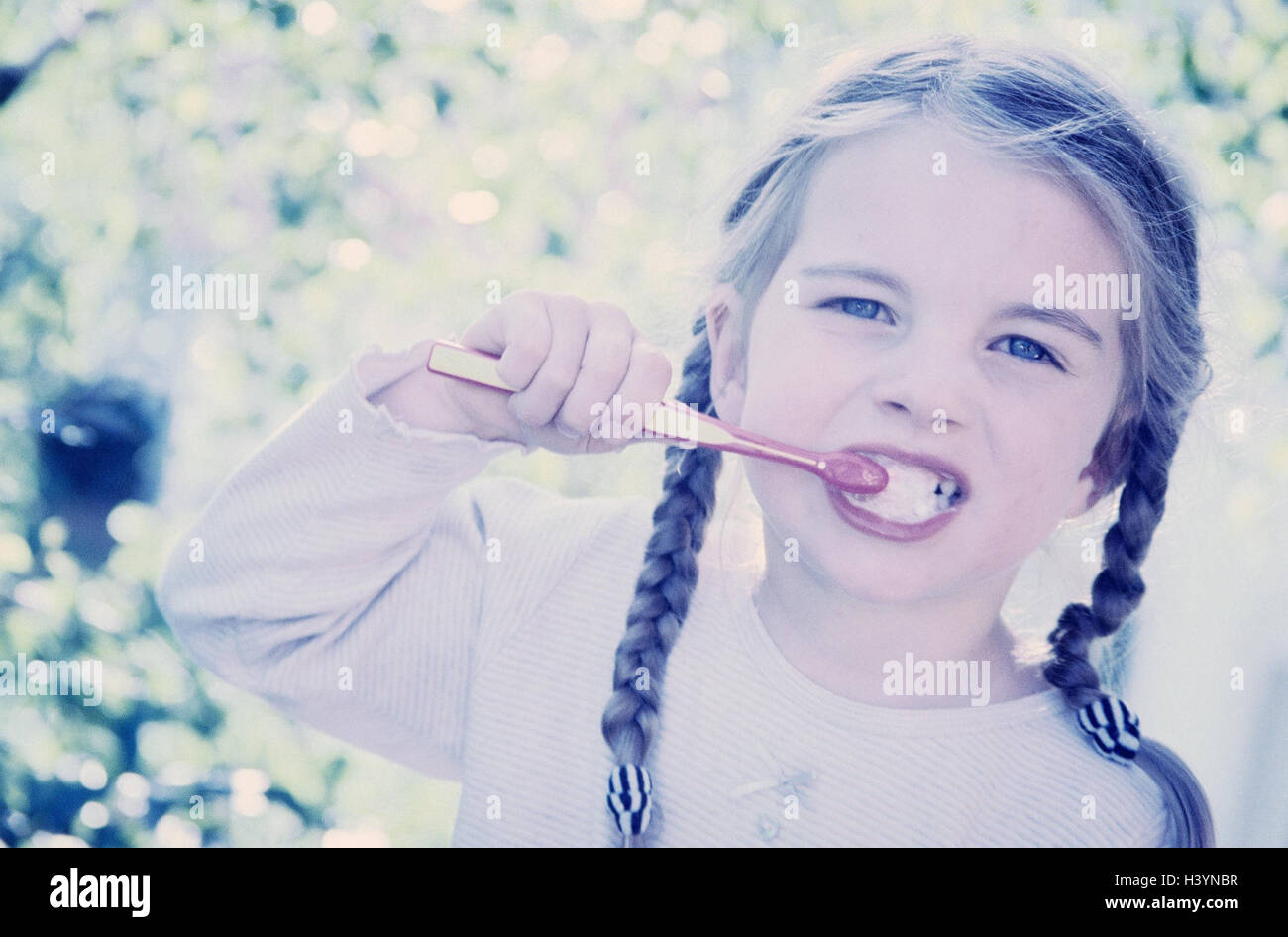 Girls, cogs, clean, detail, child, cog cleaning, cog care, oral hygiene ...