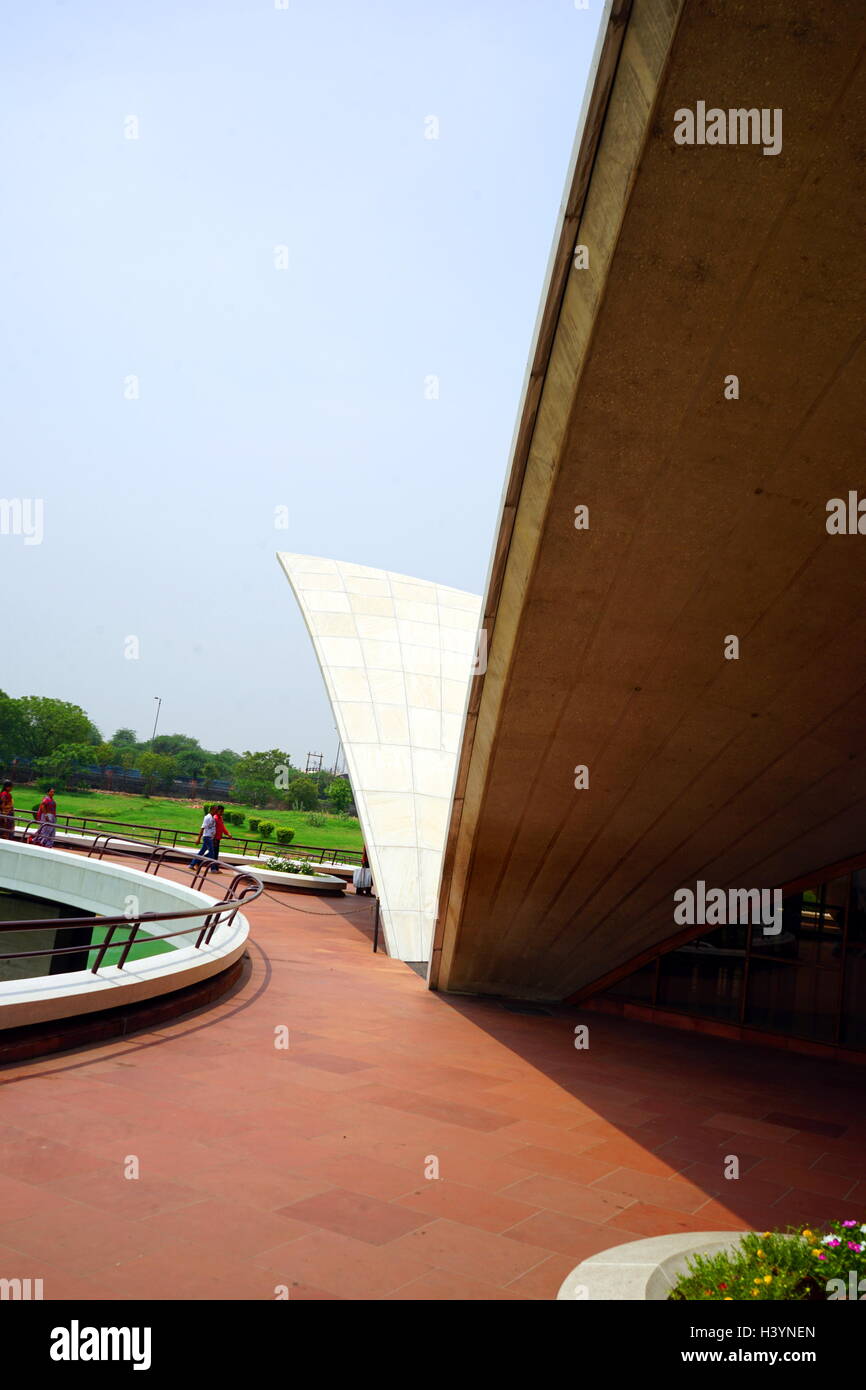 Exterior view of the Lotus Temple, a Baha'i House of Worship, in New ...