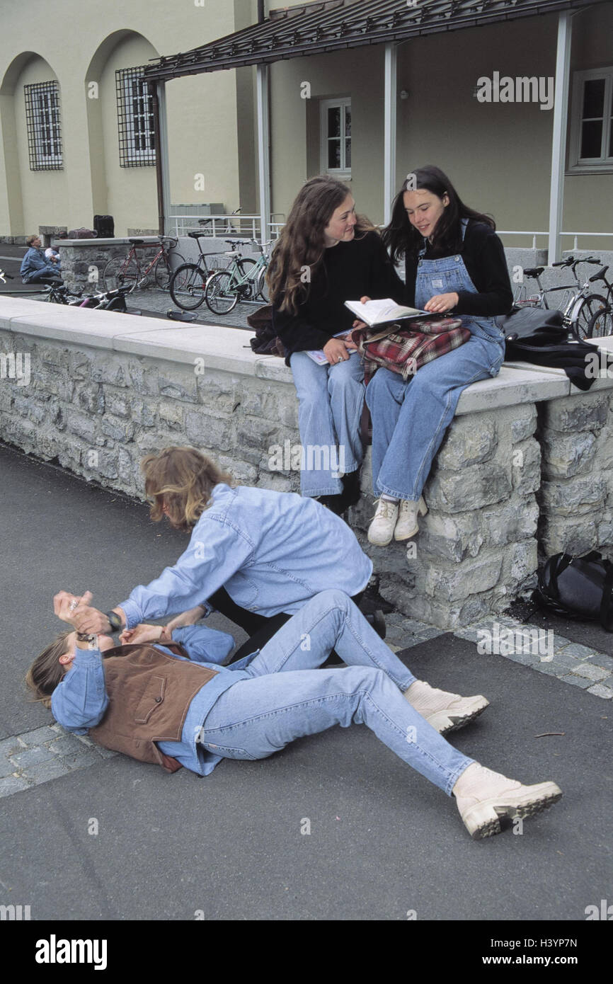 Playground, young persons, fight teenager, girl, scrap, beat, fight ...