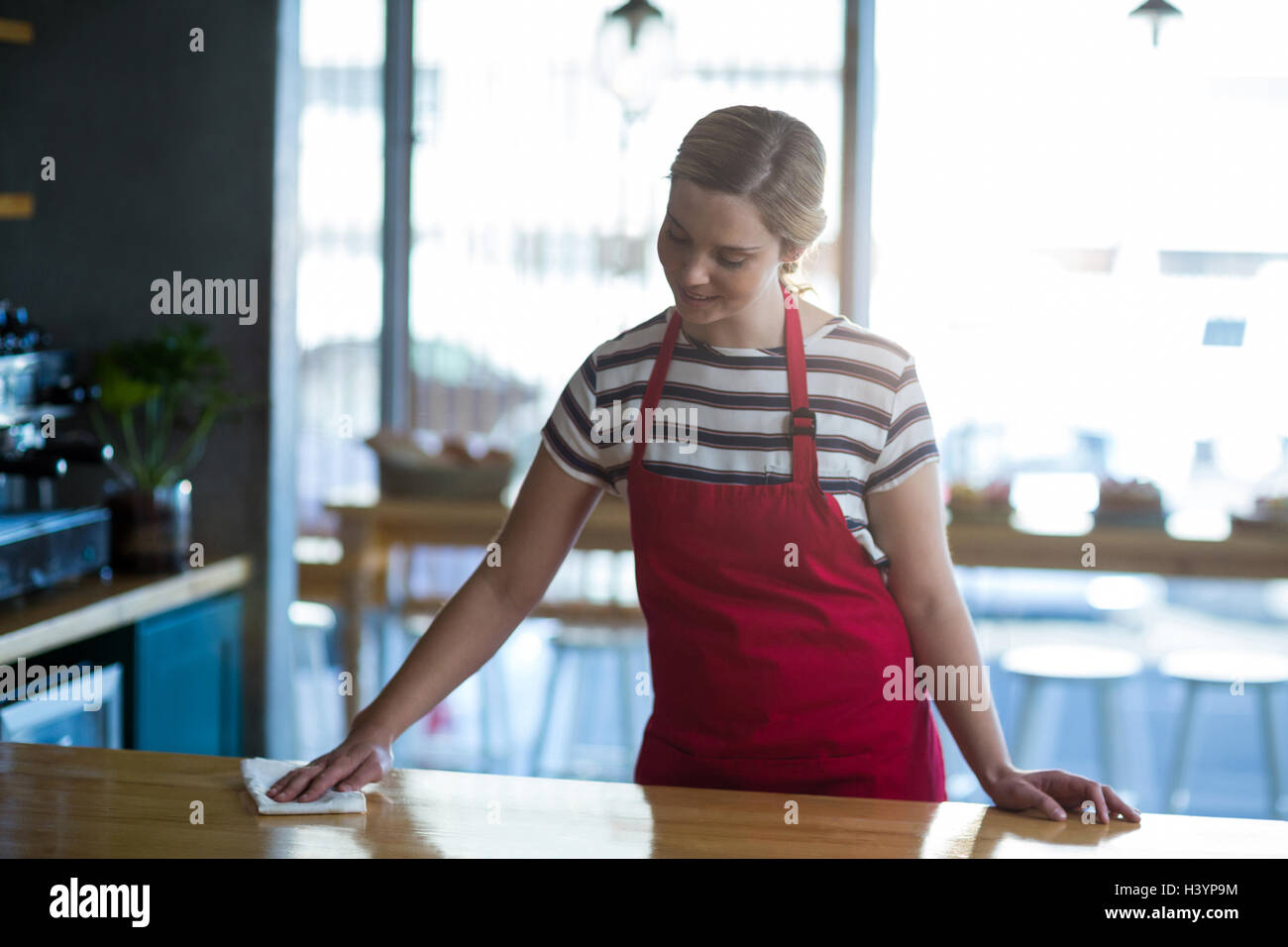 Wiping table hi-res stock photography and images - Alamy