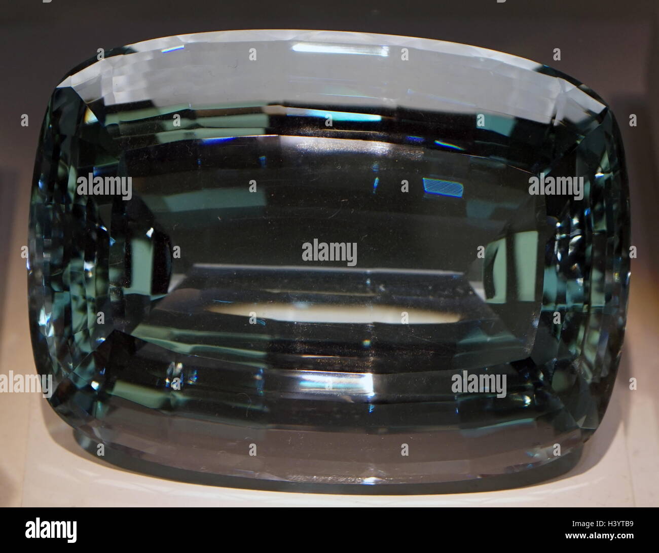 Cut crystal hi-res stock photography and images - Alamy