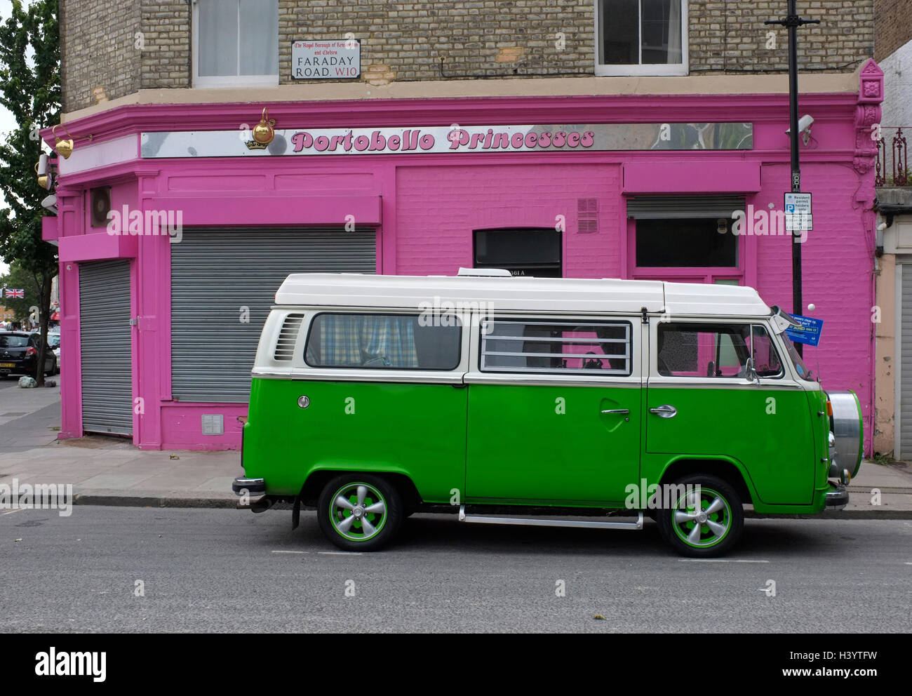 Pink volkswagen camper hi-res stock photography and images - Alamy