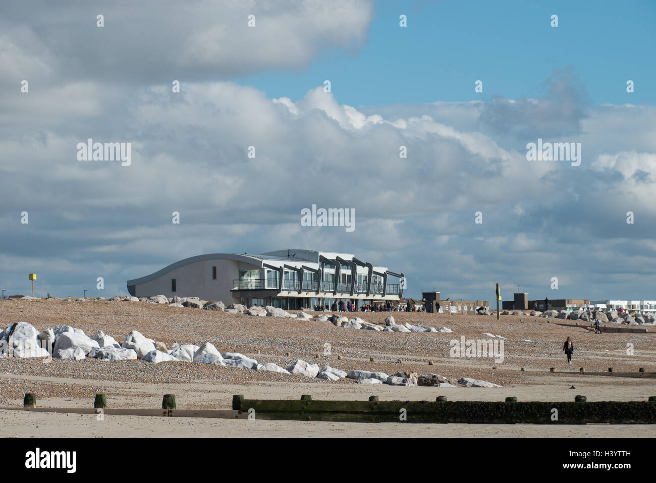 Lancing, West Sussex, UK. 9th October 2016. The Perch On Lancing beach ...