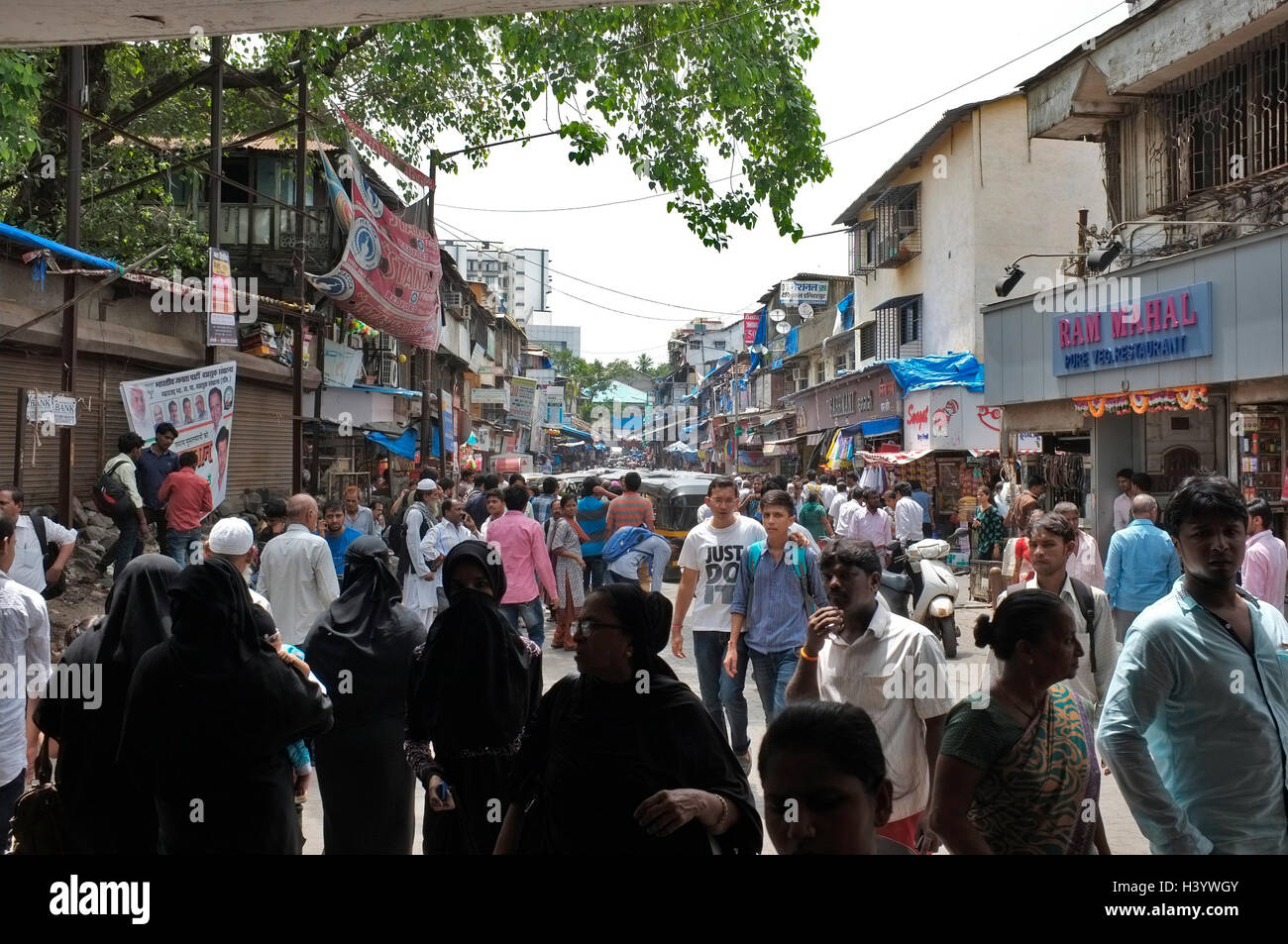 busy Street scenes kurla, Mumbai, India Stock Photo - Alamy
