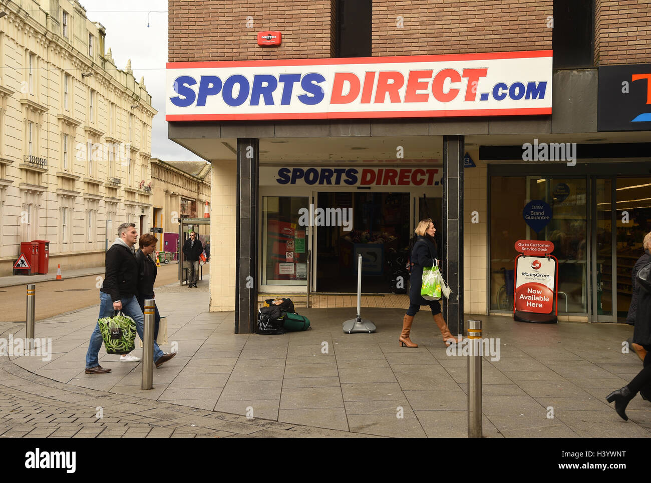 Sports direct shop exterior hi-res stock photography and images - Alamy