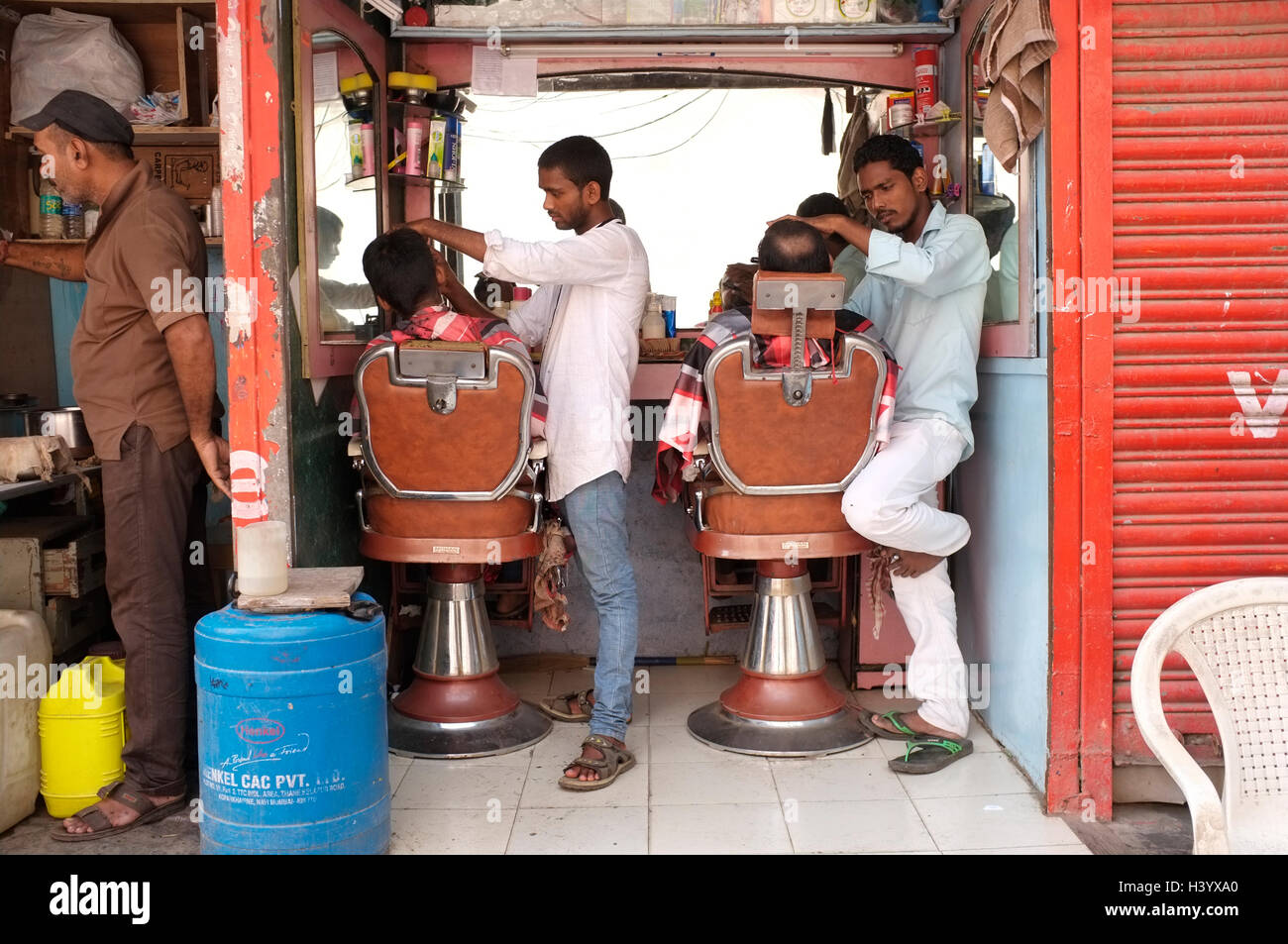 barber shops in dharavi, Mumabi, Maharashtra, India Stock Photo - Alamy