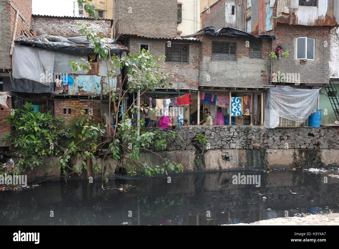 sewerage and slum housing , dharavi slum, mumbai, Maharashtra, india Stock Photo - Alamy