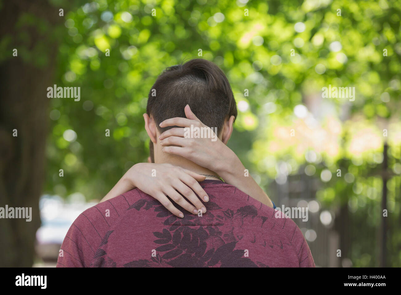 Couple arm in arm rear view hi-res stock photography and images - Alamy